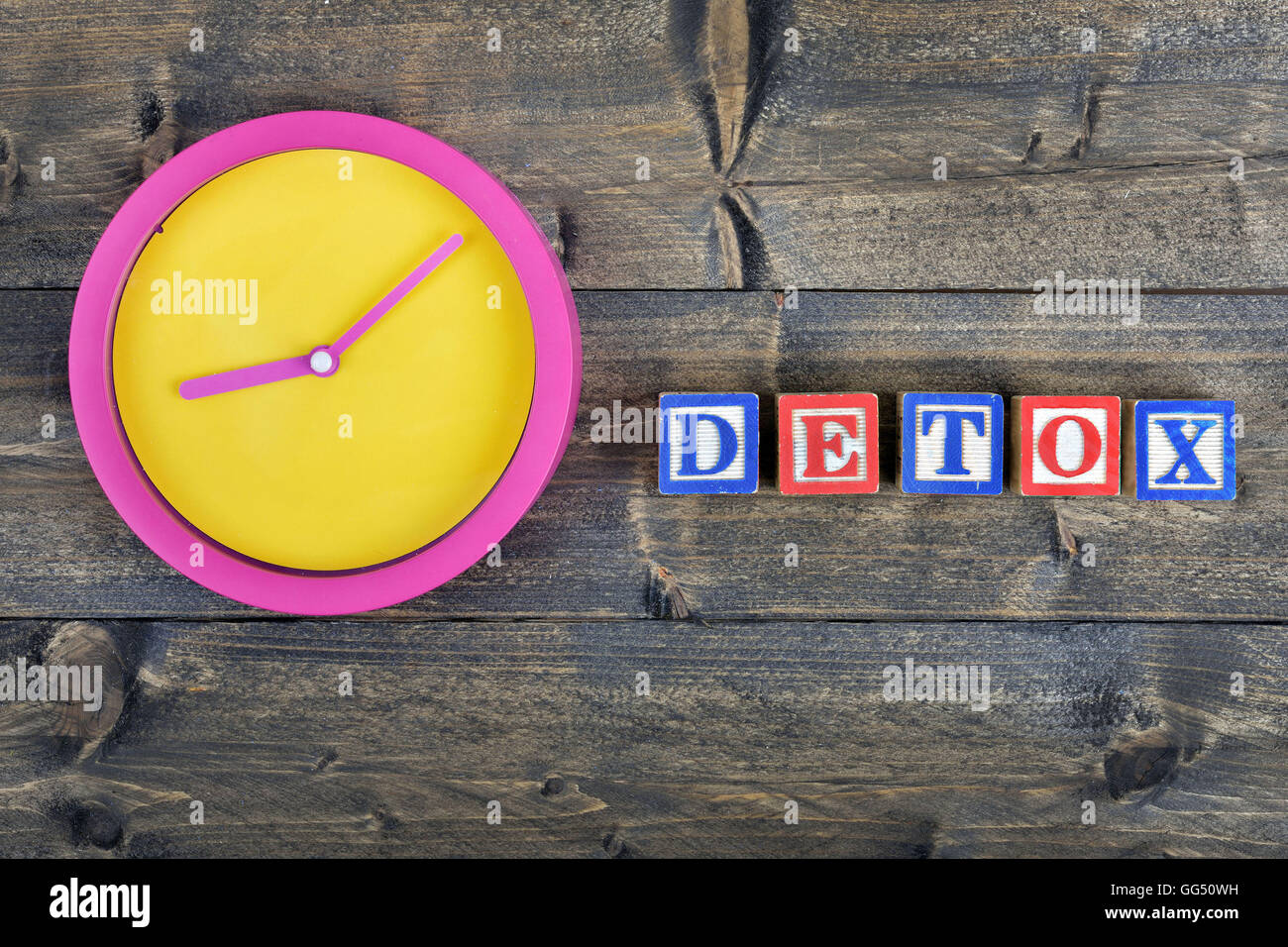 Clock and word Detox on wooden table Stock Photo - Alamy