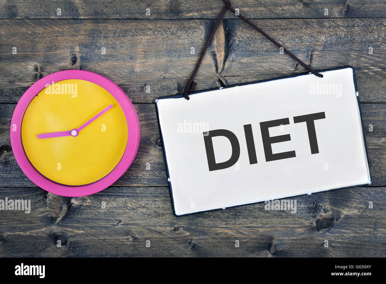 Diet sign and clock on wooden table Stock Photo - Alamy