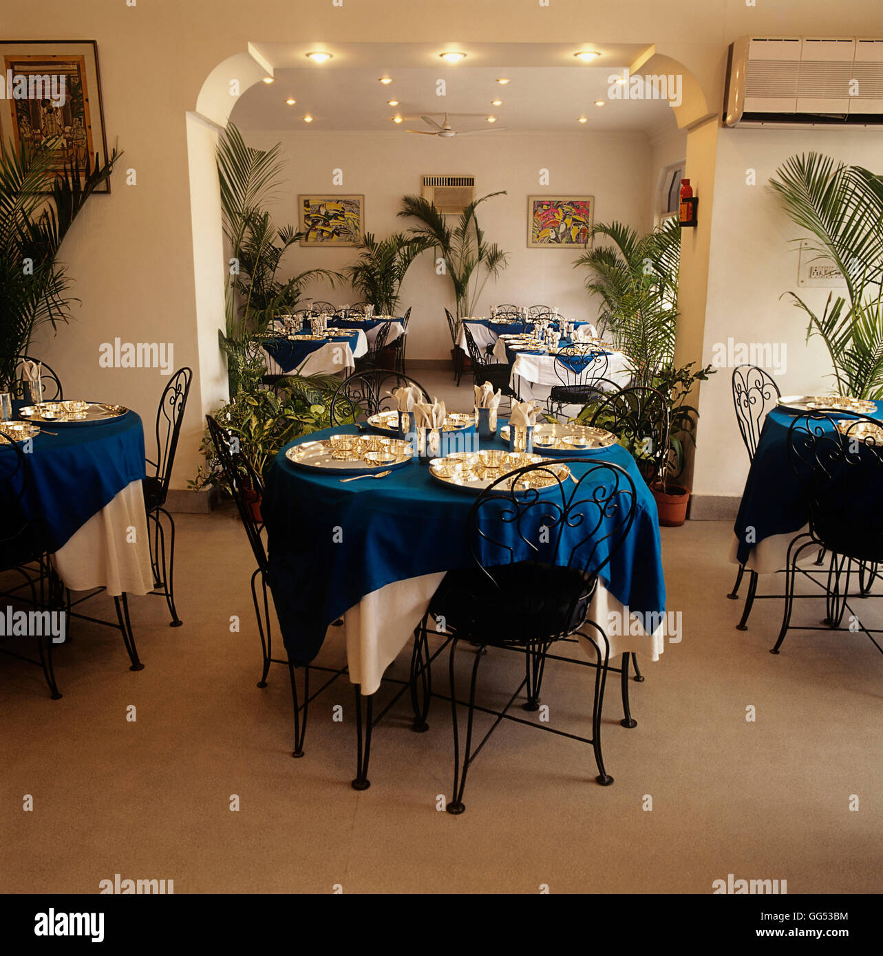 Urban tables inside interiors hi-res stock photography and images - Alamy