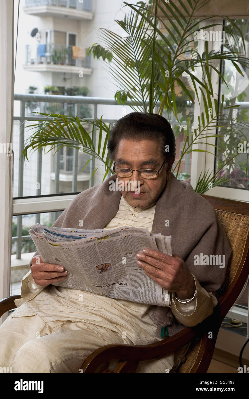 Old man reading a newspaper Stock Photo - Alamy