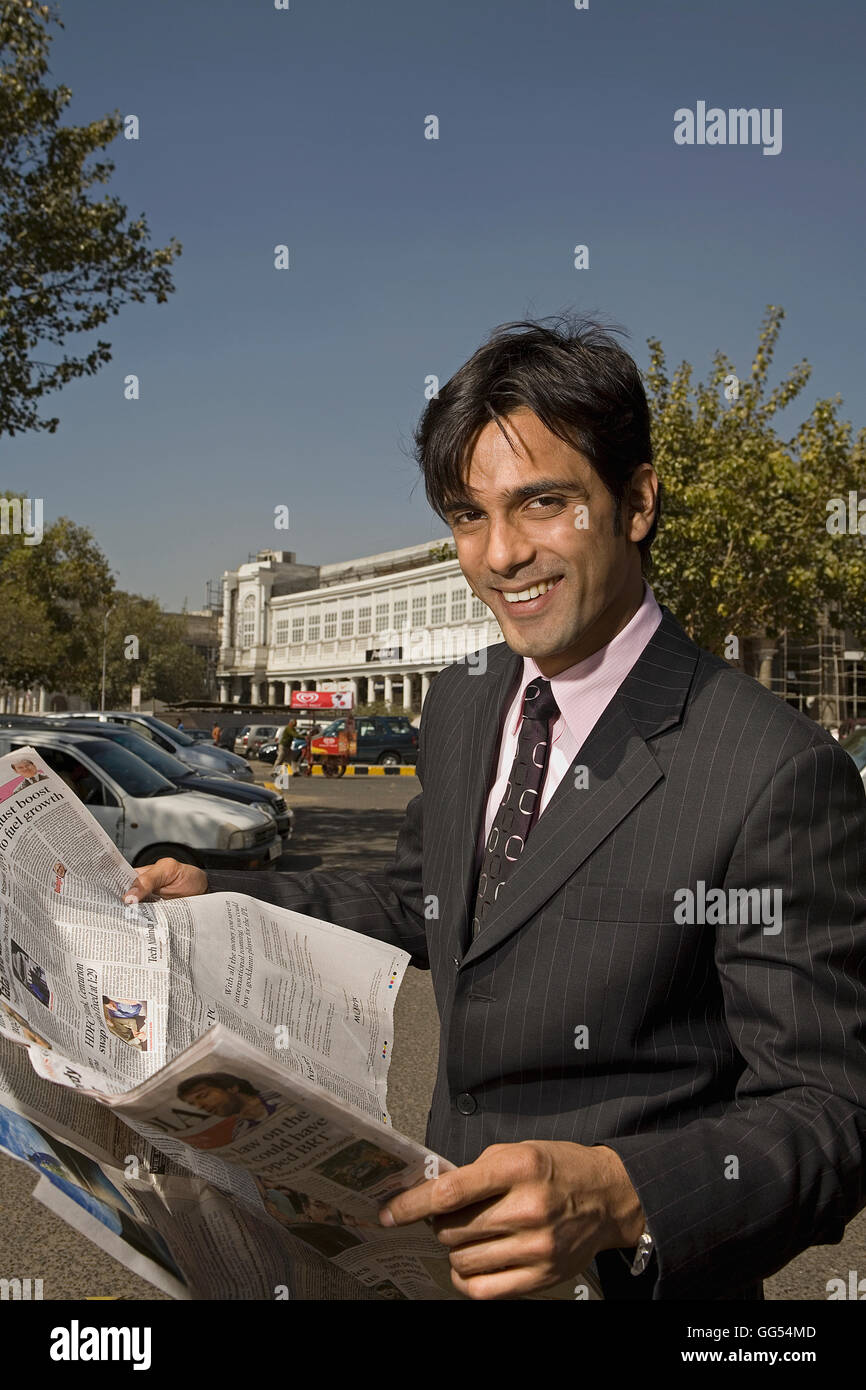 Man reading newspaper Stock Photo - Alamy