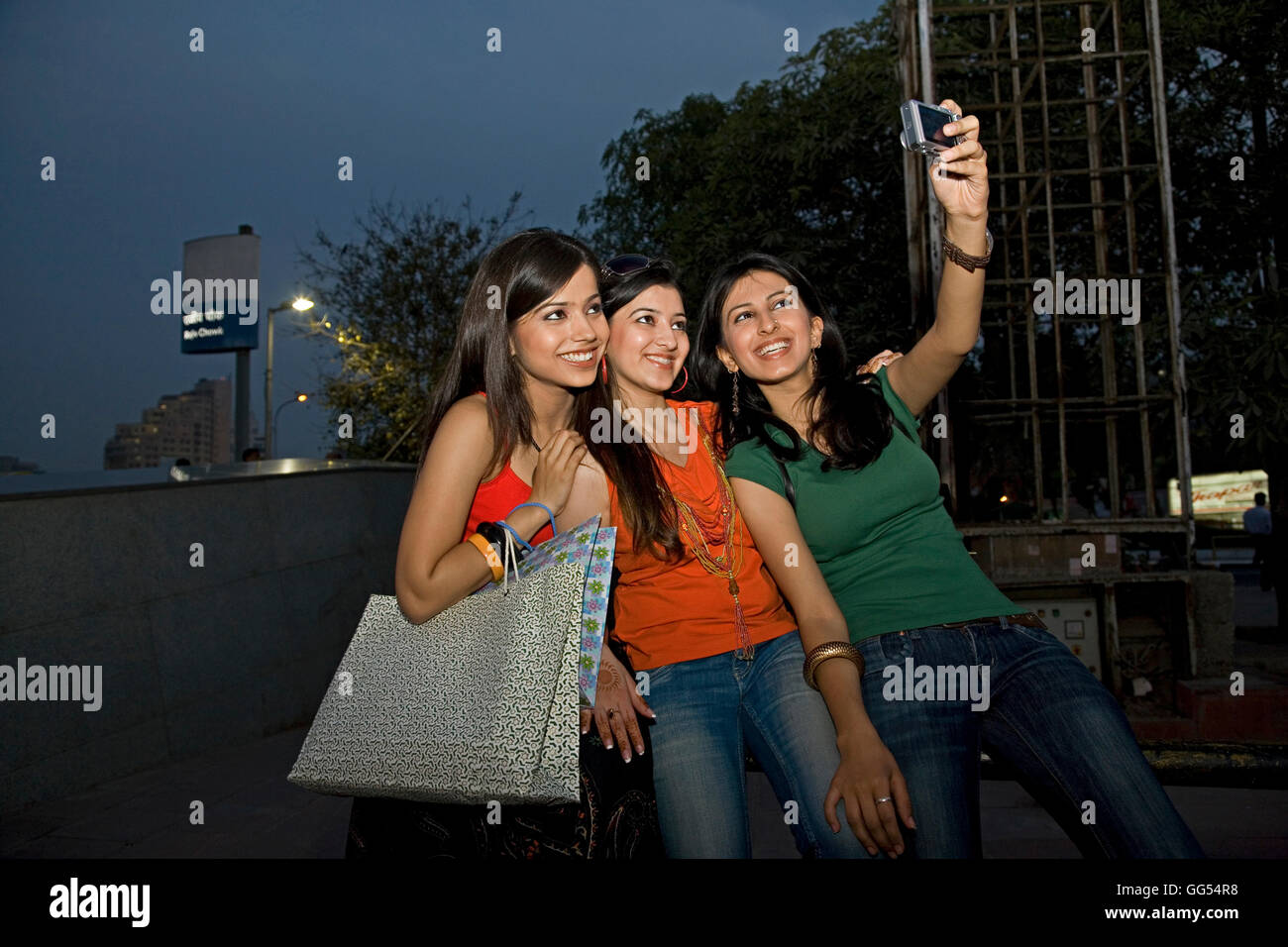 Girl clicking photograph hi-res stock photography and images - Alamy