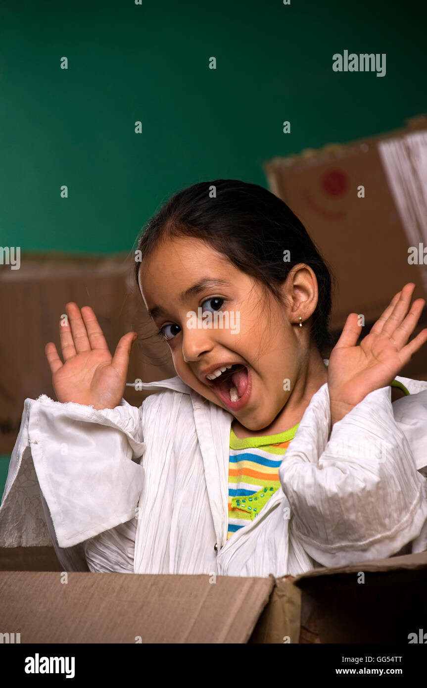 Little girl in a cardboard box Stock Photo - Alamy