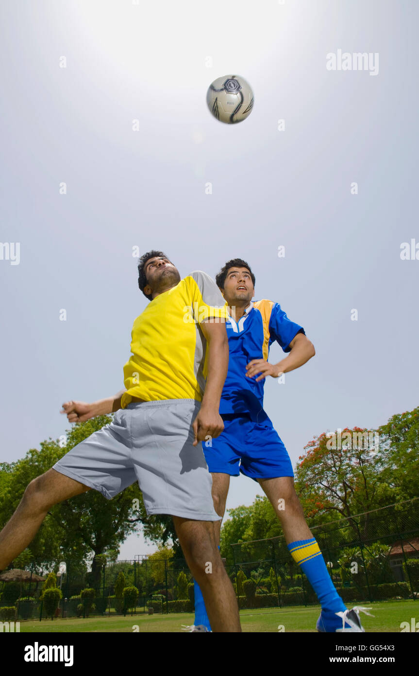 Footballers and ball hi-res stock photography and images - Alamy