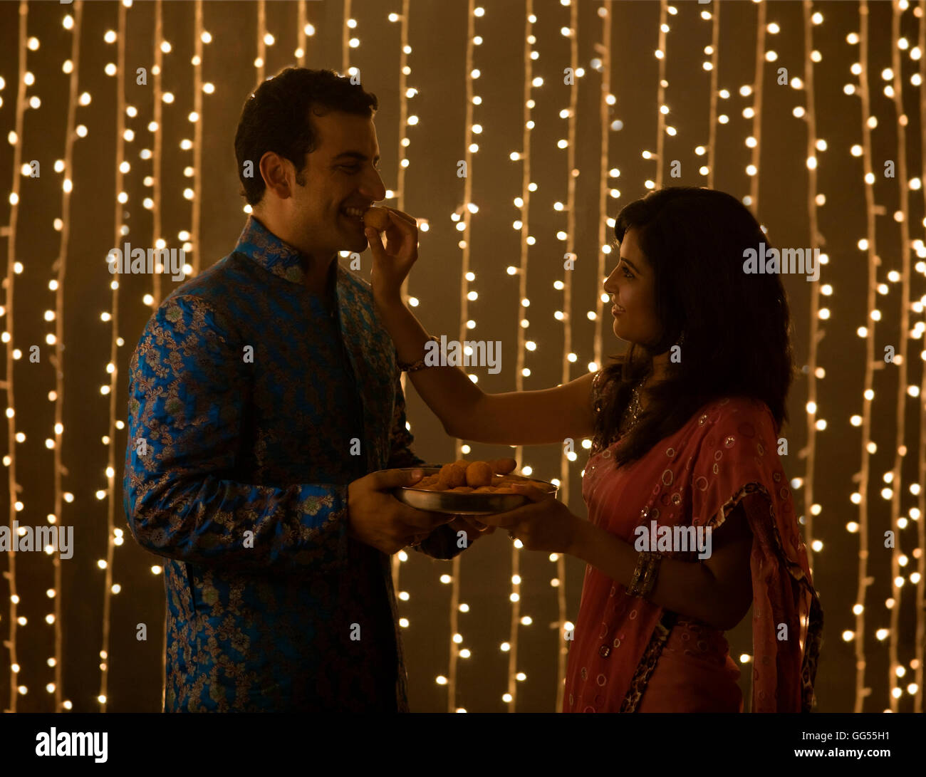 Traditional indian family eating hi-res stock photography and images ...