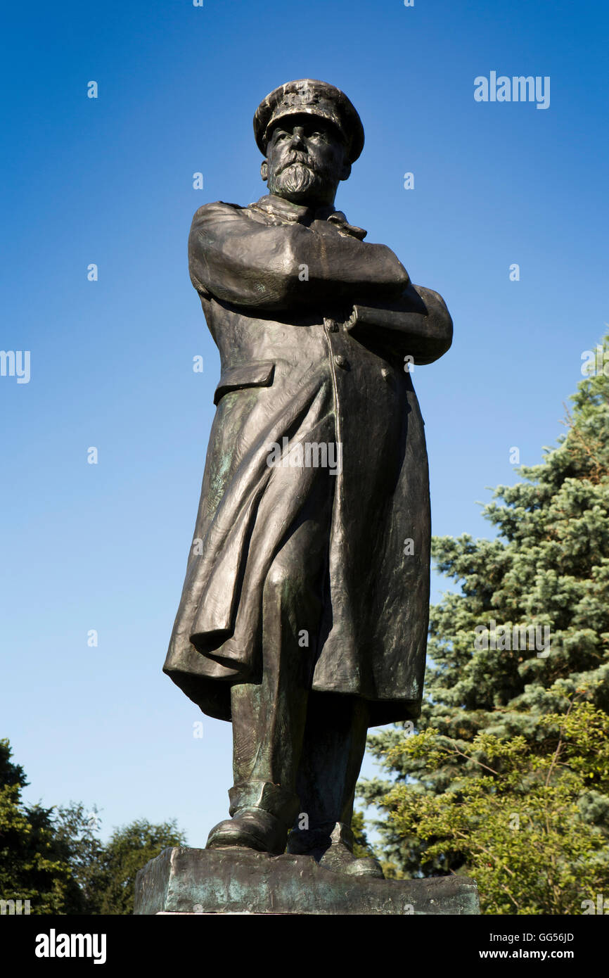 Statue captain edward john smith hi-res stock photography and images ...