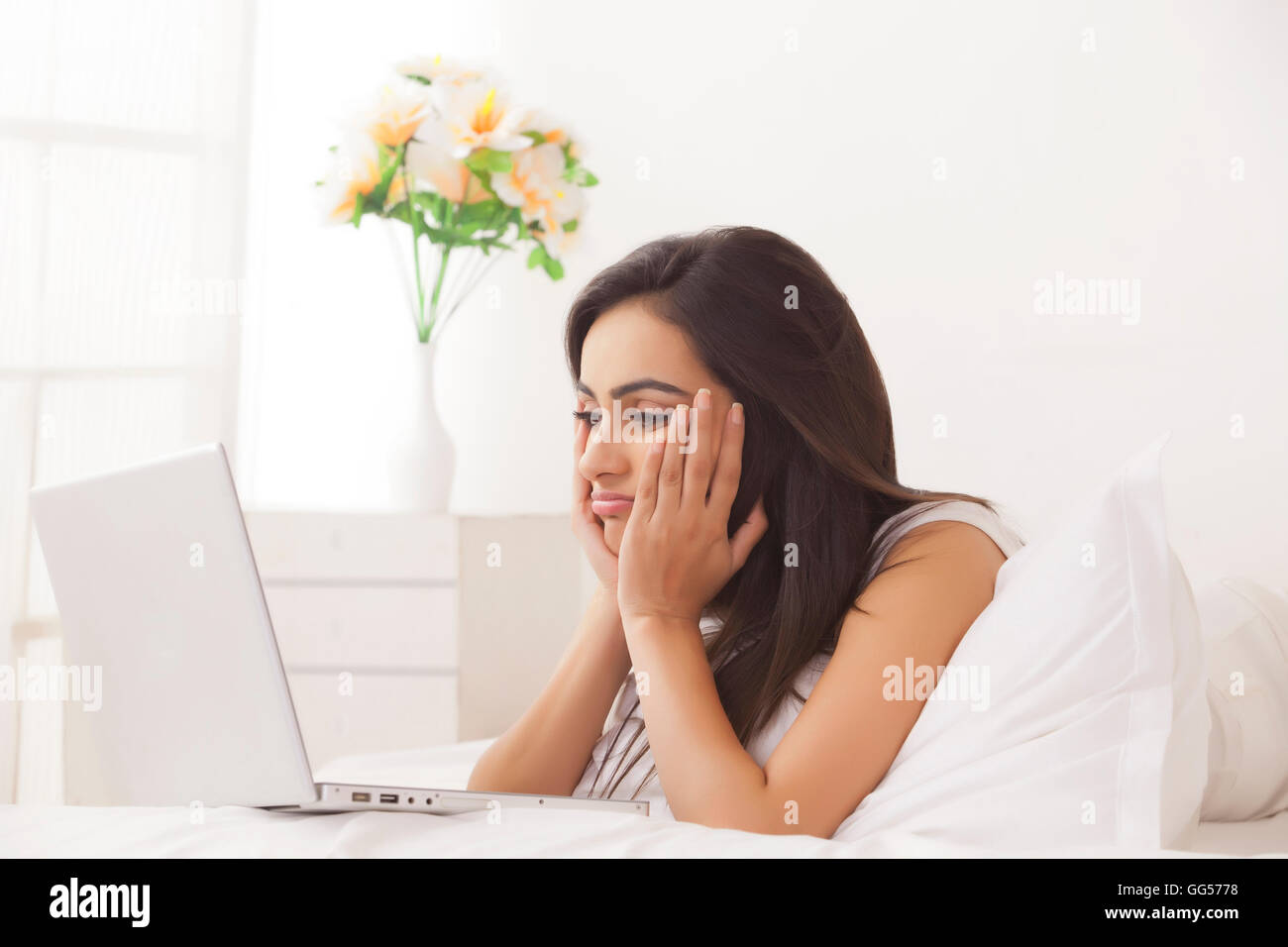 Bored woman hi-res stock photography and images - Alamy