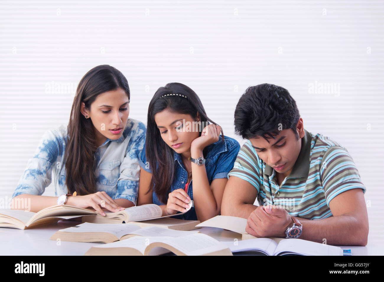 College student reading books hi-res stock photography and images - Alamy