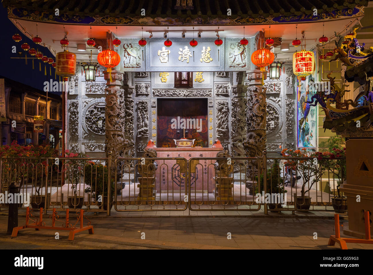 Dusk view of the Choo Chay Keong Temple adjoined to Yap Kongsi clan ...