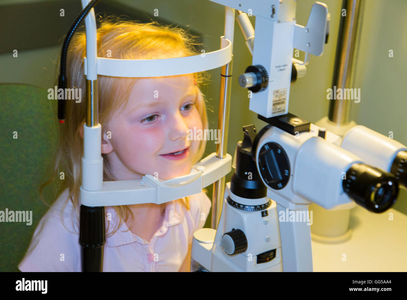 Having eyes tested hi-res stock photography and images - Alamy