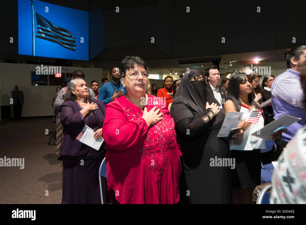 New United States citizens are sworn in during a naturalization ...