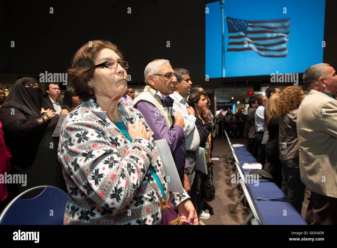 New United States citizens are sworn in during a naturalization ...