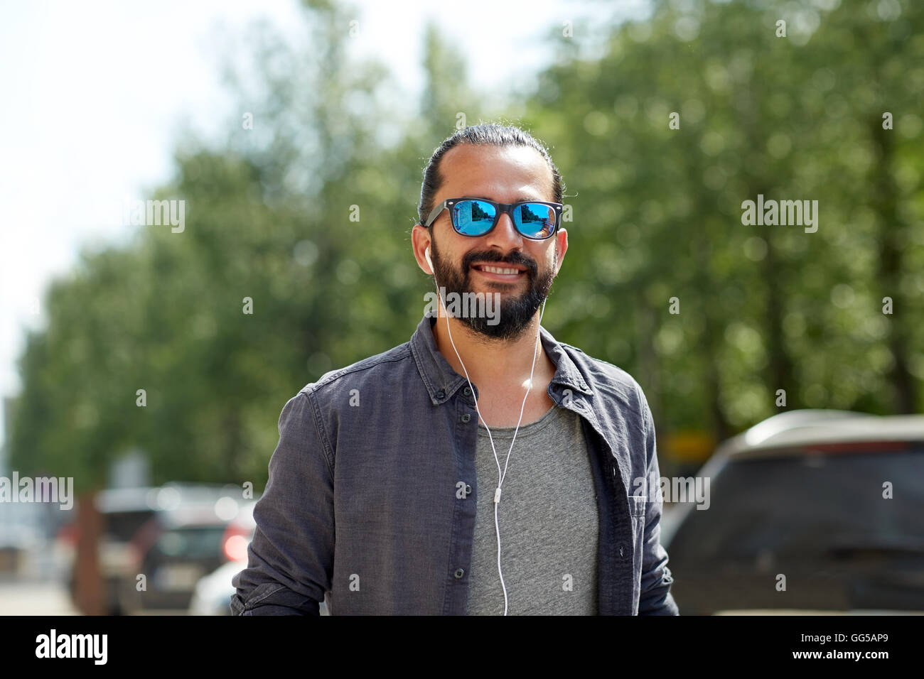Walking listening music man hipster hi-res stock photography and images ...
