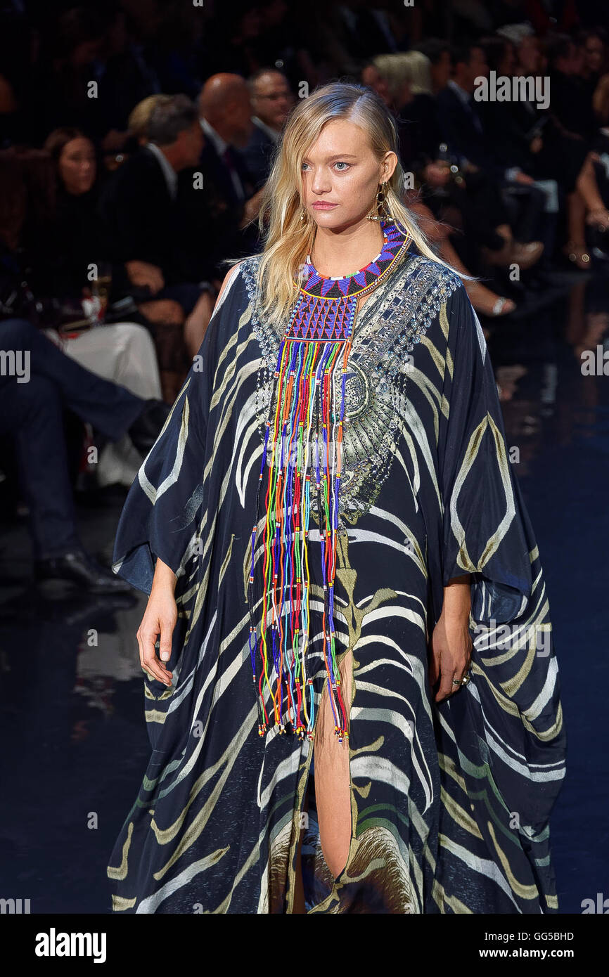 Australian supermodel hi-res stock photography and images - Alamy