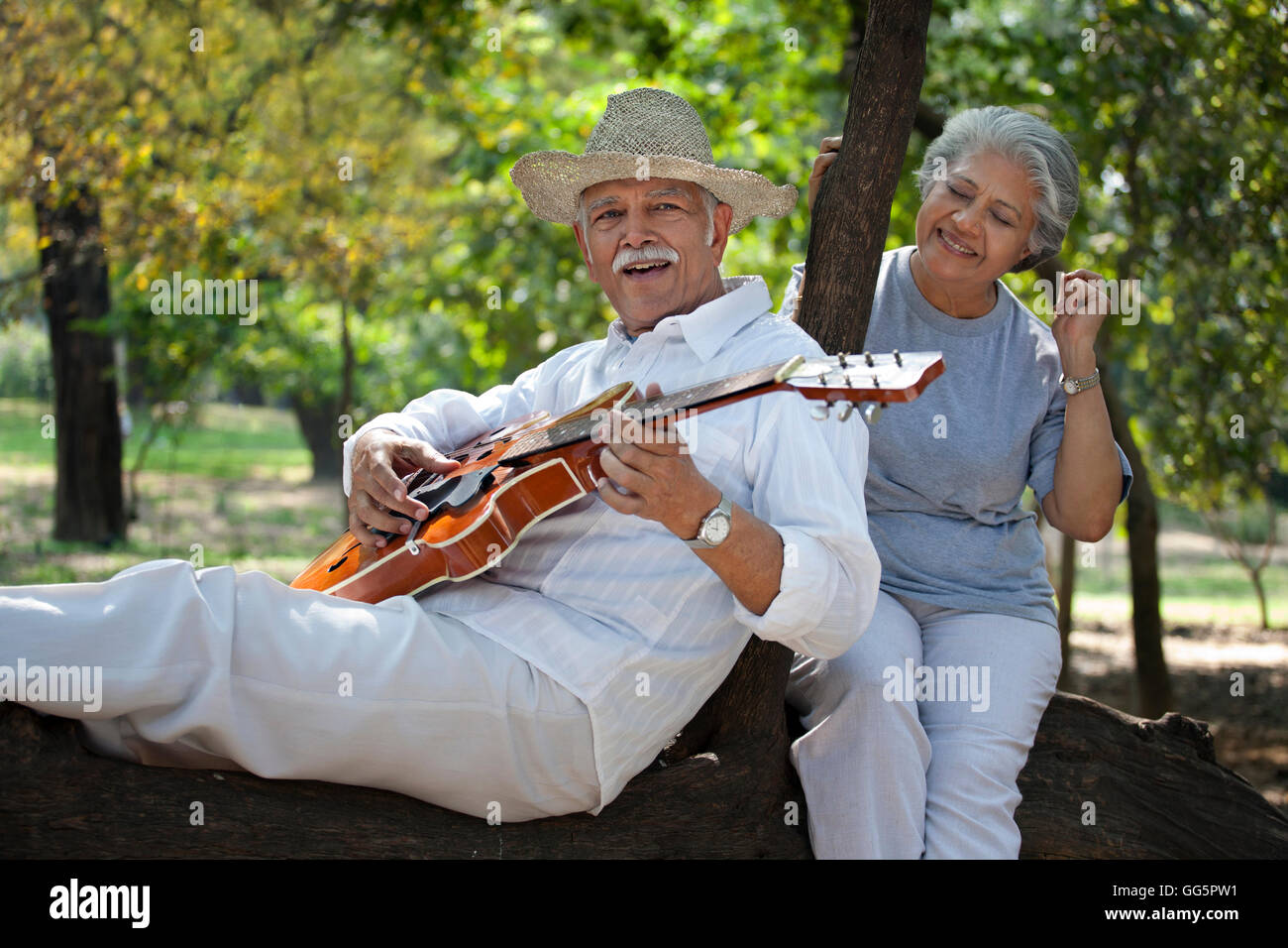 Old man playing the guitar Stock Photo - Alamy