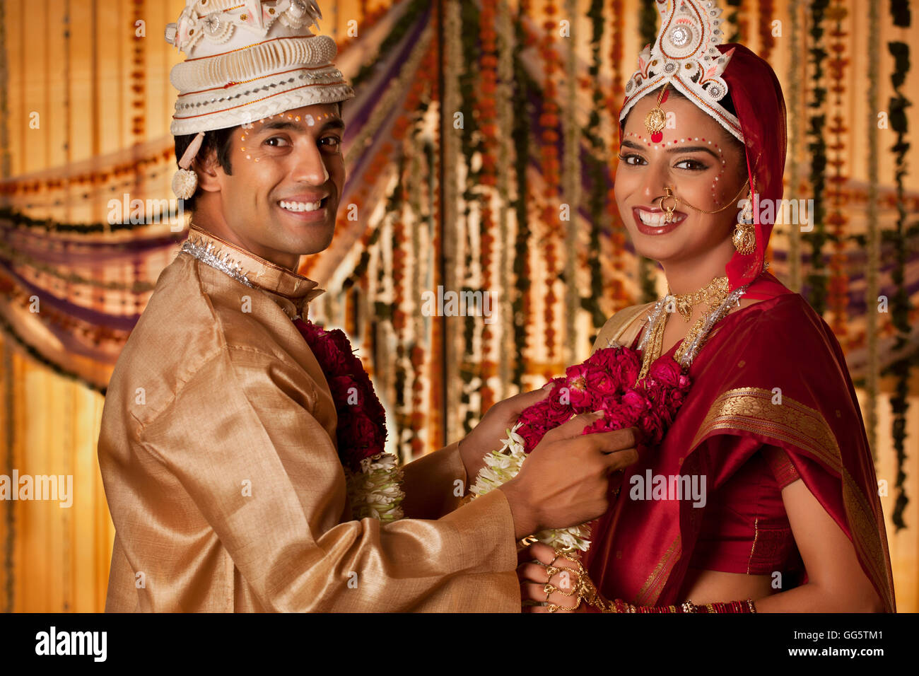 Portrait of Bengali groom and bride Stock Photo - Alamy
