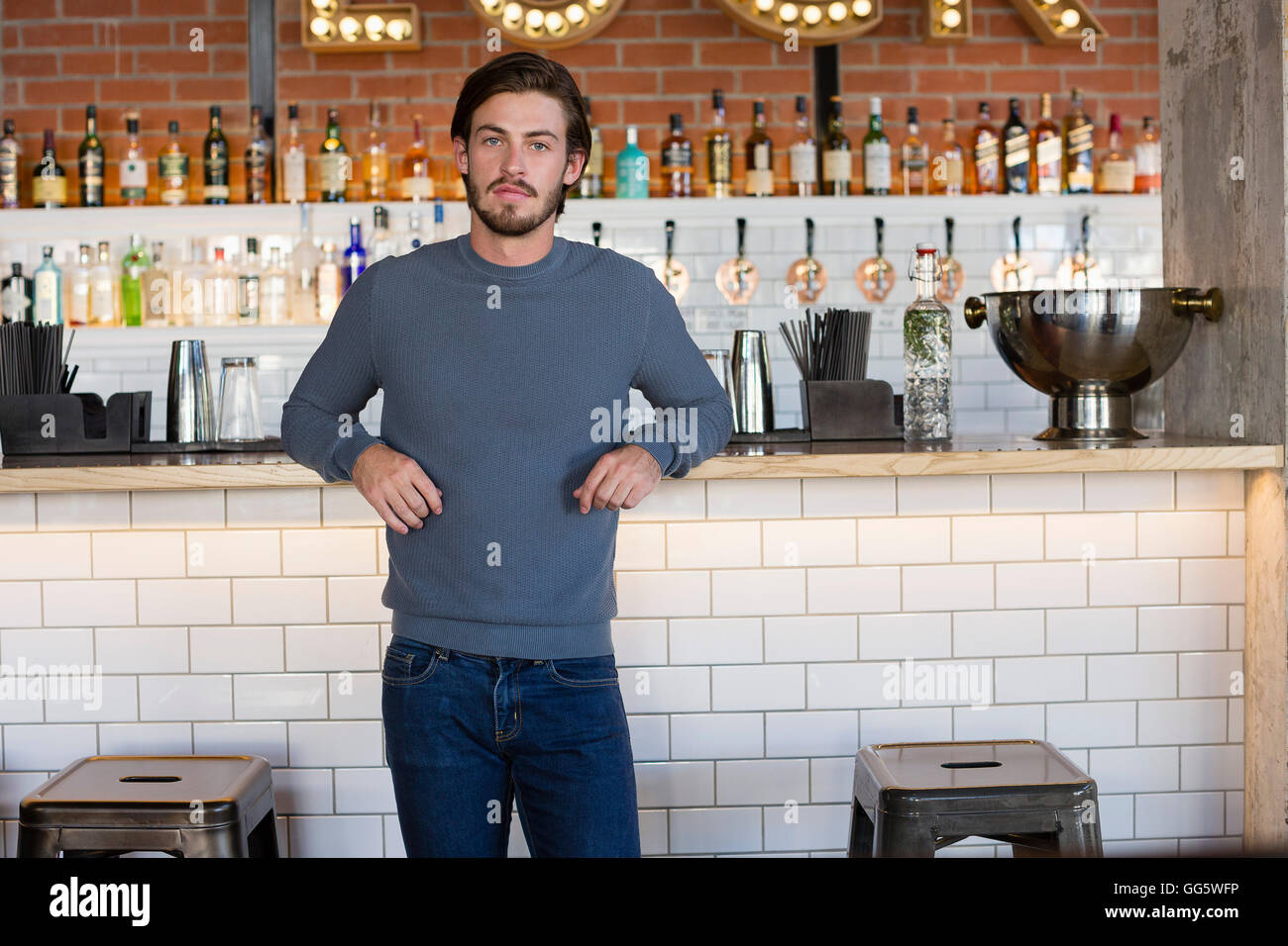 Front view of bar counter hi-res stock photography and images - Alamy