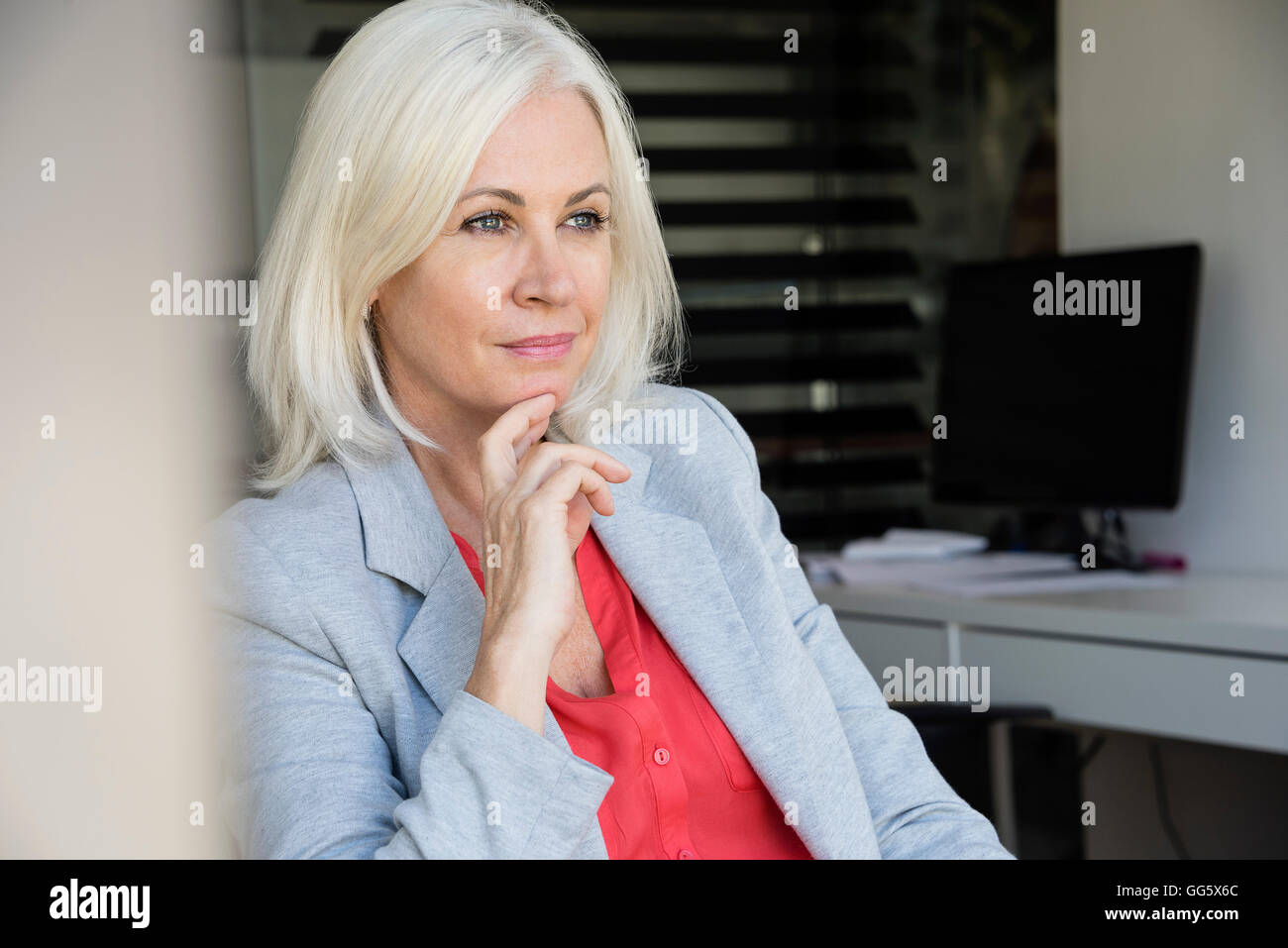 Thinking woman hi-res stock photography and images - Alamy