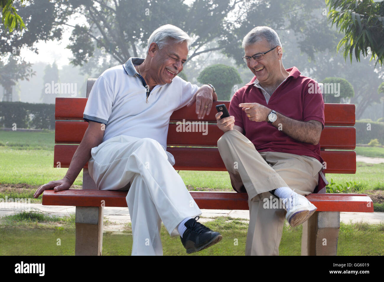 Old men reading an sms Stock Photo - Alamy