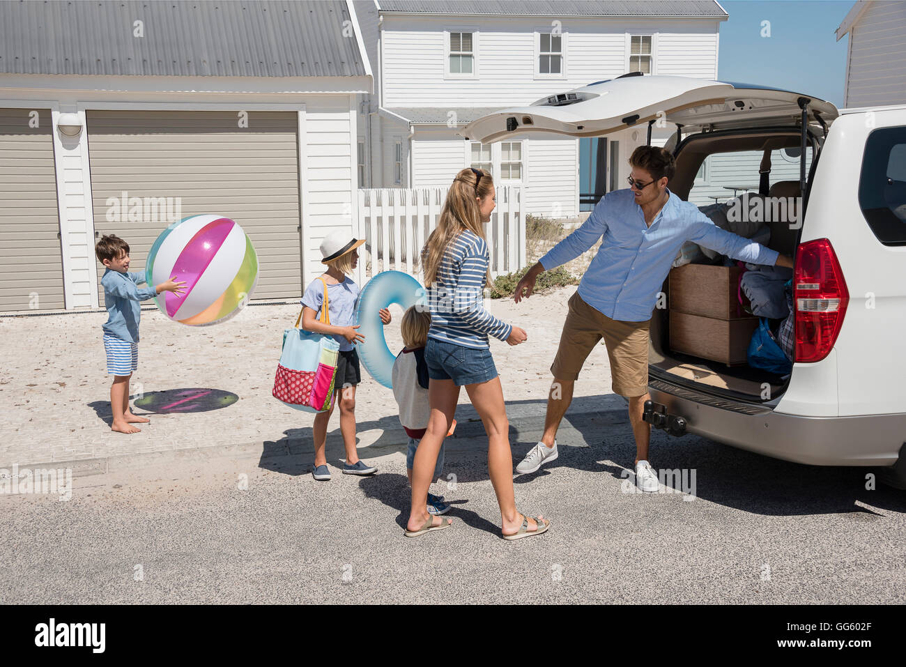 Packing car beach hi-res stock photography and images - Alamy