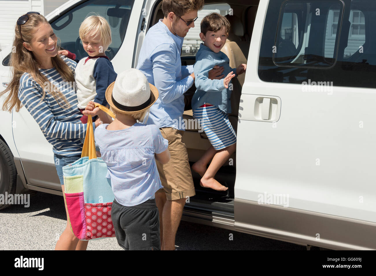 Young family getting into car for vacation Stock Photo - Alamy