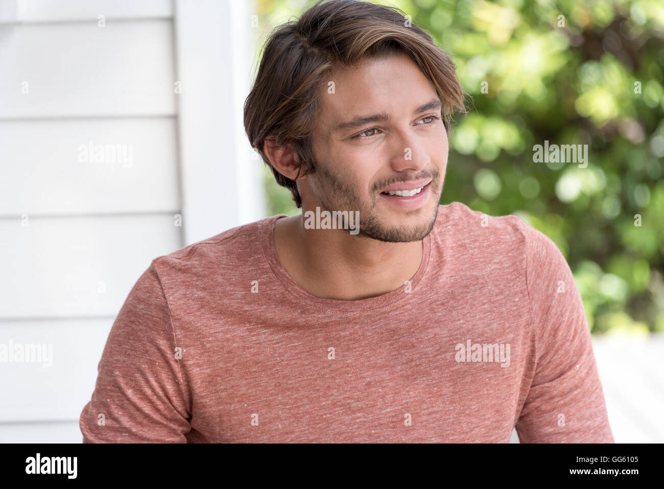 Man sitting smiling hi-res stock photography and images - Alamy
