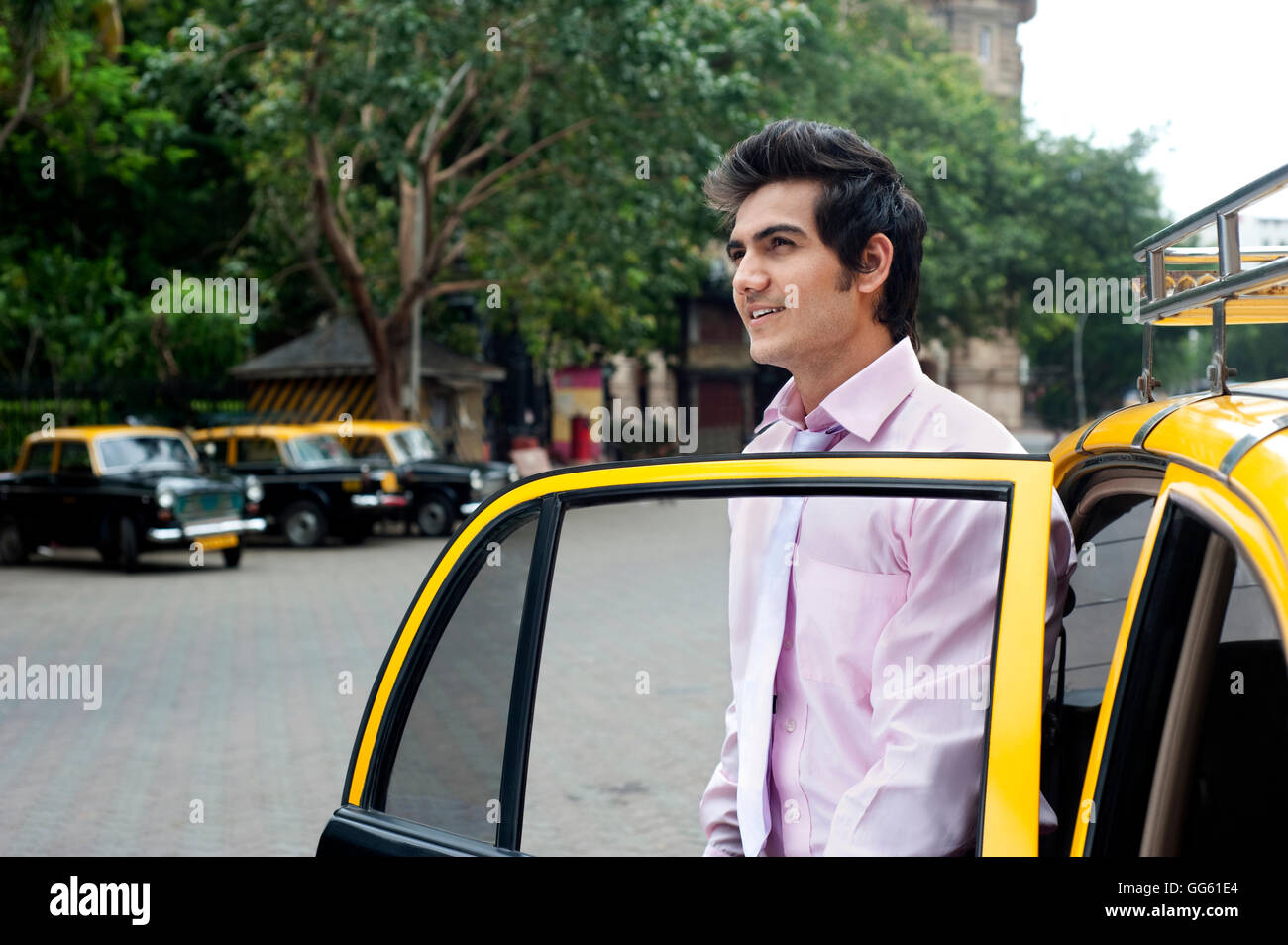 People getting out of a taxi hi-res stock photography and images - Alamy