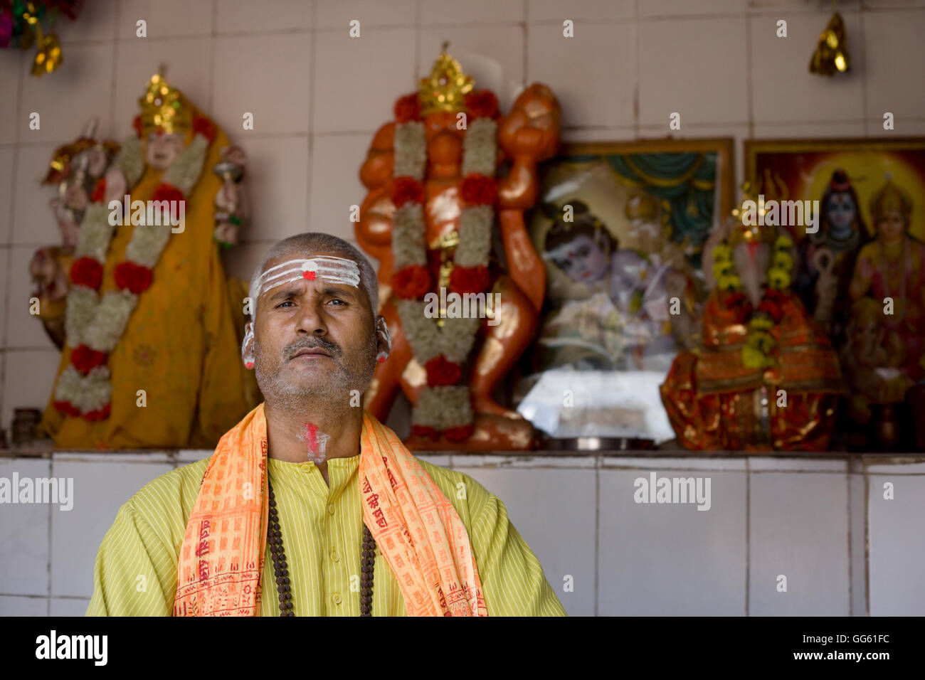 Portrait of a Hindu priest Stock Photo - Alamy