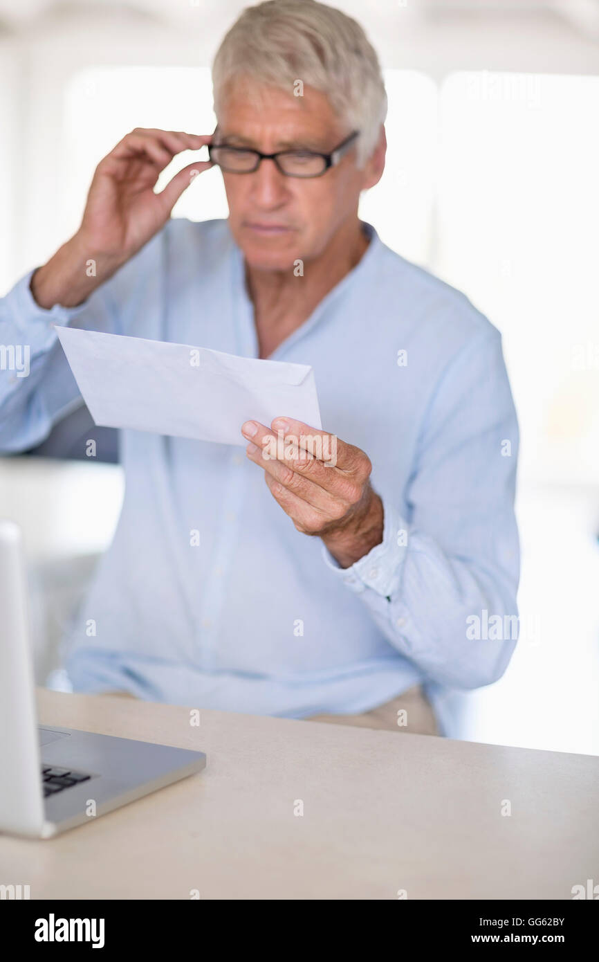 Senior man reading letter hi-res stock photography and images - Alamy