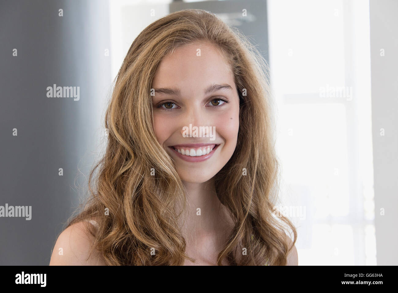 Teenage girl smiling Stock Photo - Alamy