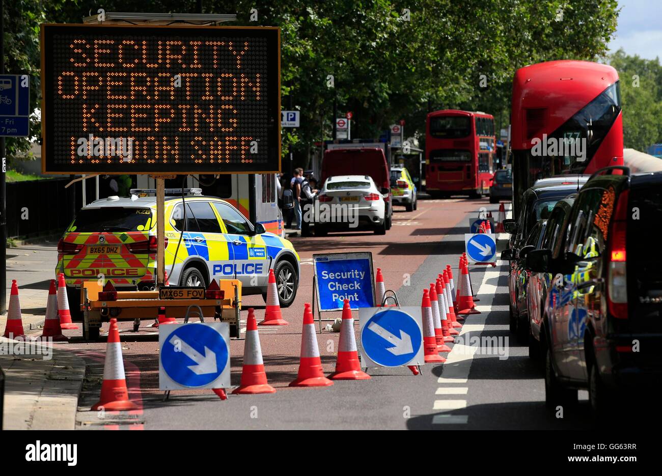 Security knightsbridge hi-res stock photography and images - Alamy