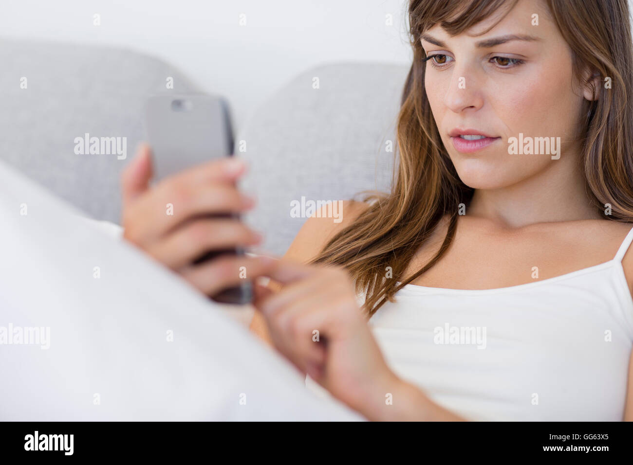 Young woman messaging with a mobile phone Stock Photo - Alamy