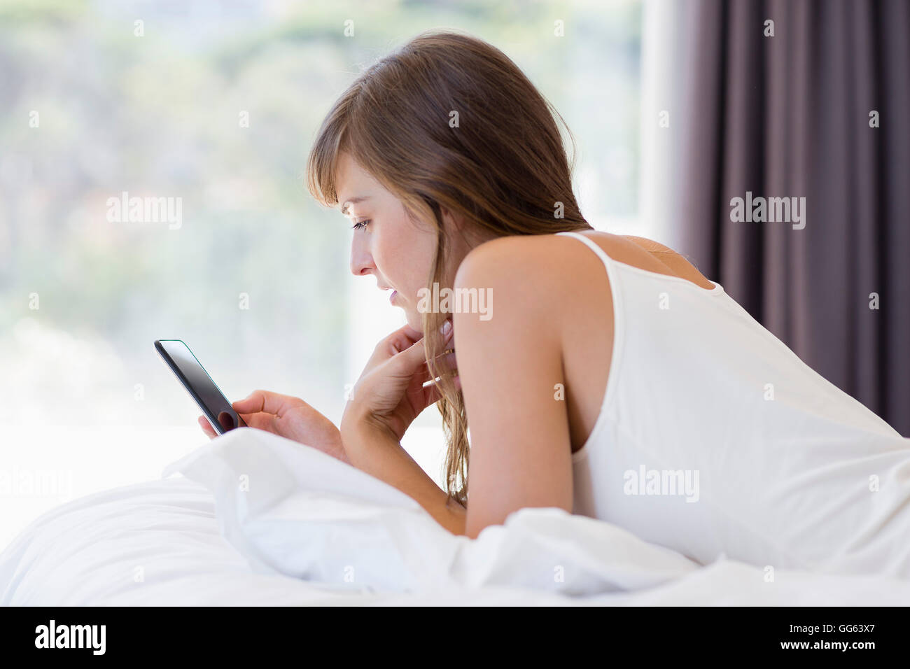 Young woman messaging with a mobile phone Stock Photo - Alamy