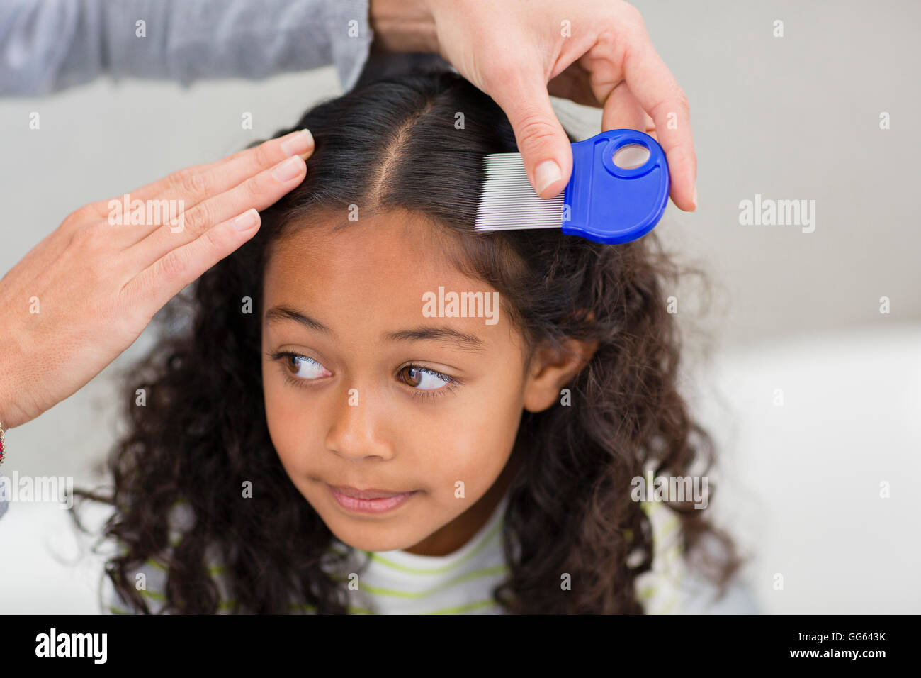 Mother using lice comb on daughter's hair Stock Photo - Alamy