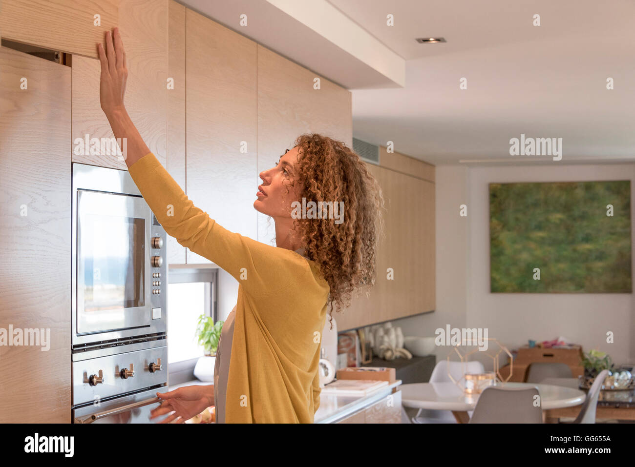 Side profile of a woman working in the kitchen Stock Photo - Alamy