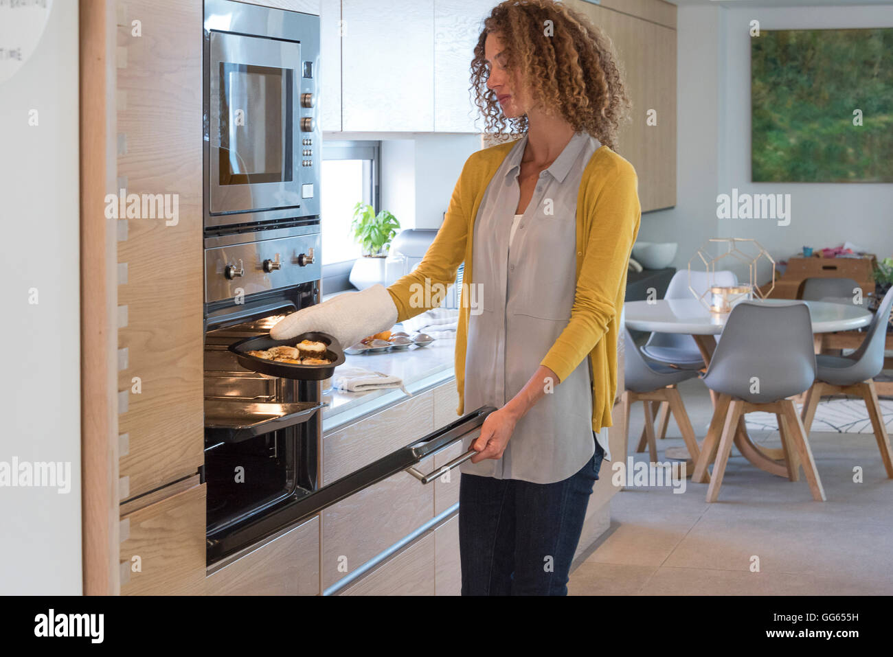 Woman microwave oven hi-res stock photography and images - Alamy