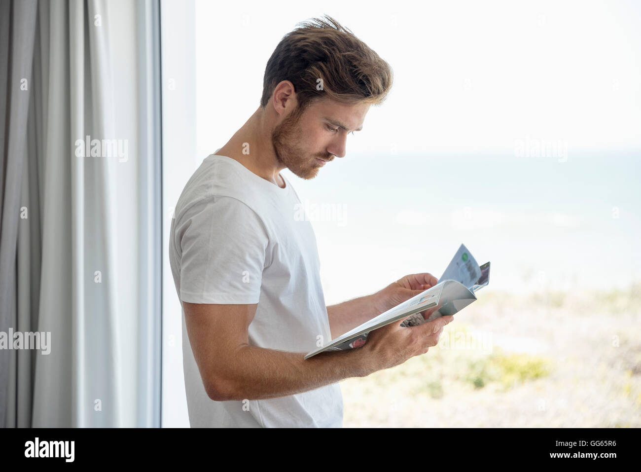 Reading by a window hi-res stock photography and images - Alamy