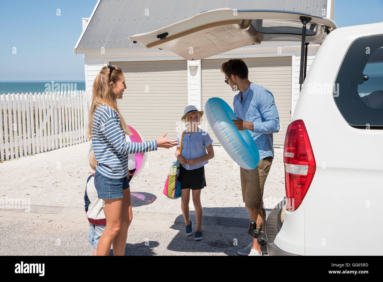 Vacation car family beach hi-res stock photography and images - Alamy