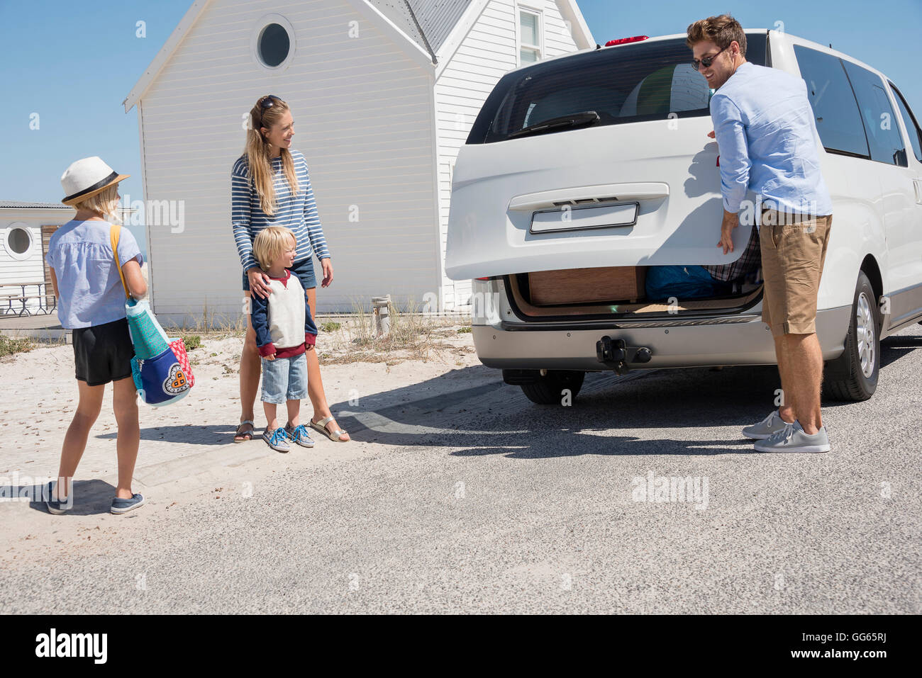 Family with car hi-res stock photography and images - Alamy