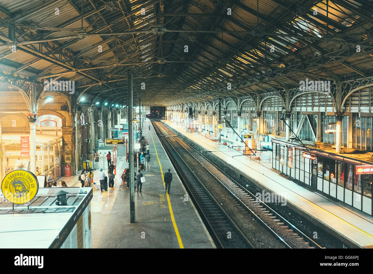 Preston railway station hi-res stock photography and images - Alamy