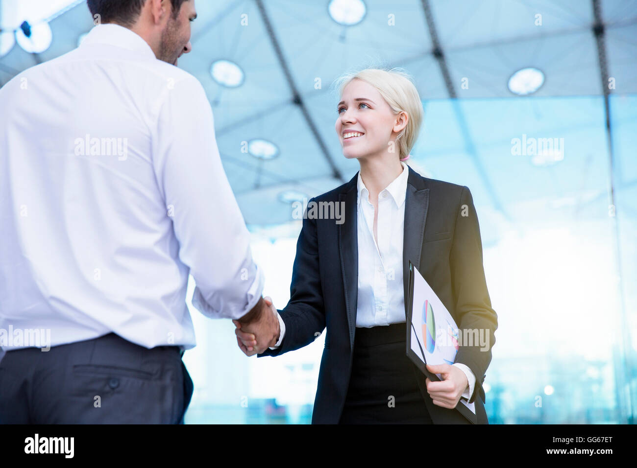 Two business women shake hands hi-res stock photography and images - Alamy