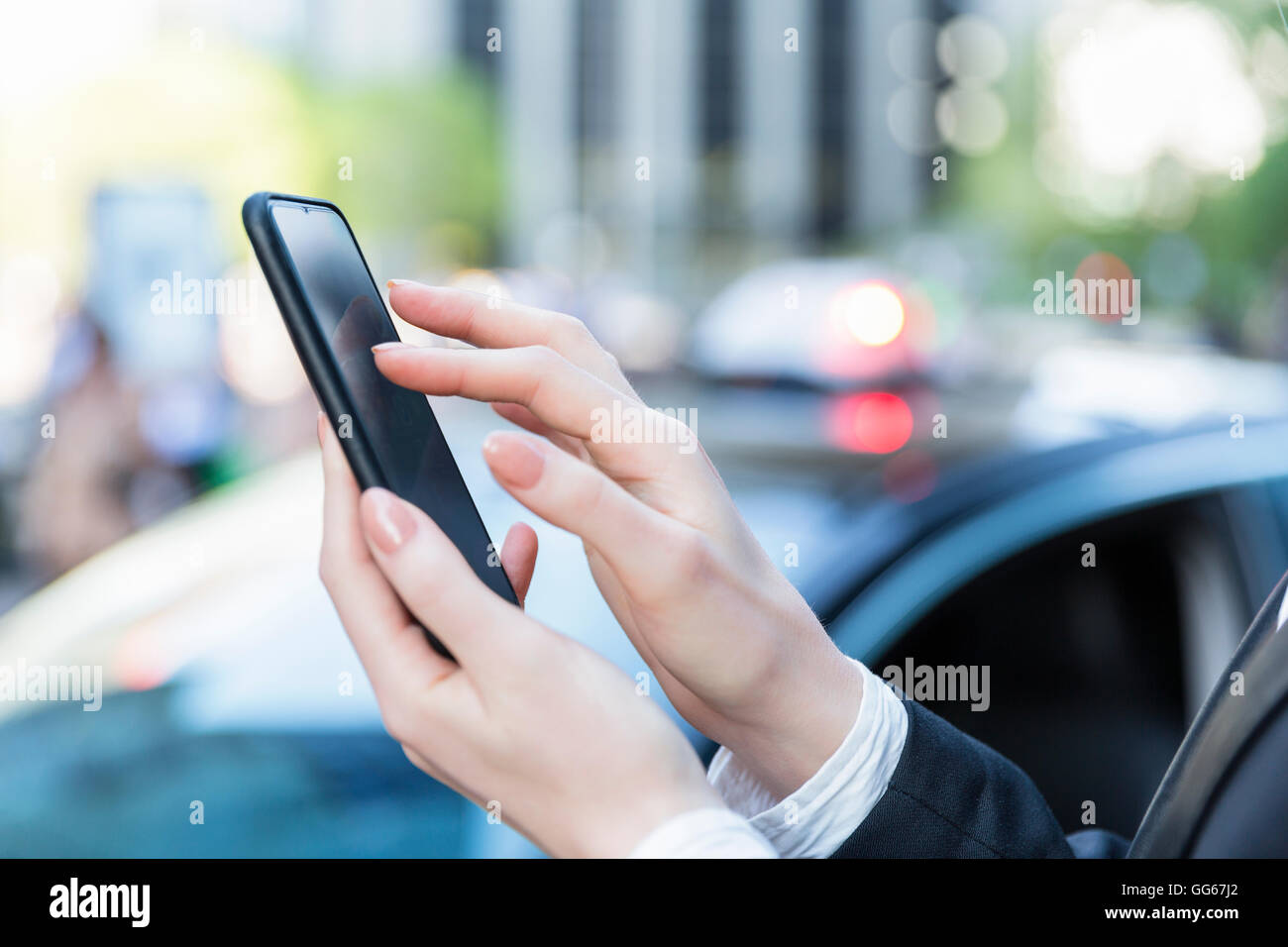 Female reading a smartphone hi-res stock photography and images - Alamy