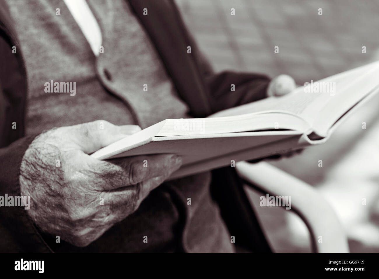 Old man reading a book hi-res stock photography and images - Alamy