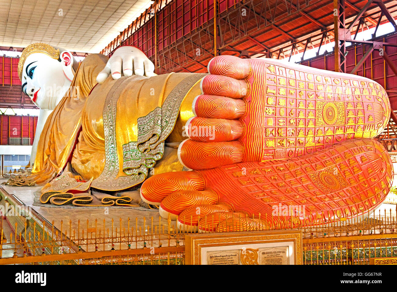 Kyauk Htat Gyi Pagoda, Yangon Stock Photo - Alamy