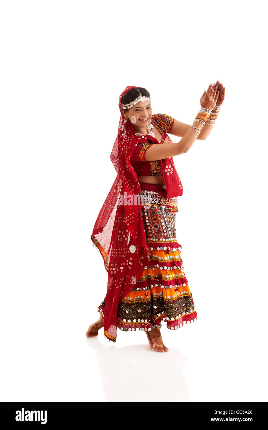 Female dandiya dancer dancing Stock Photo - Alamy