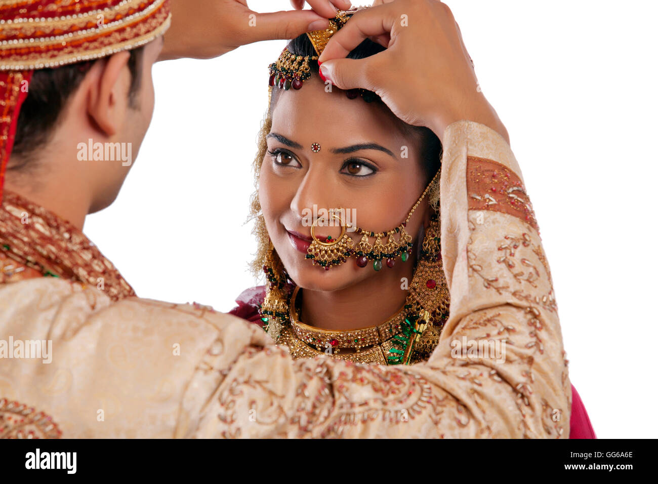 Gujarati groom putting sindoor on brides forehead Stock Photo - Alamy