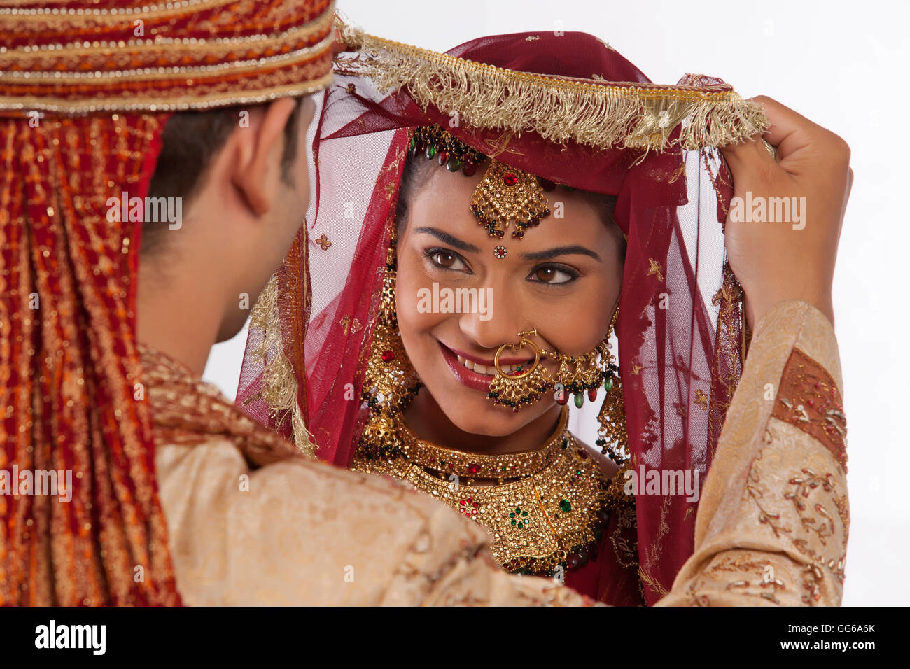 Gujarati bride and groom Stock Photo - Alamy