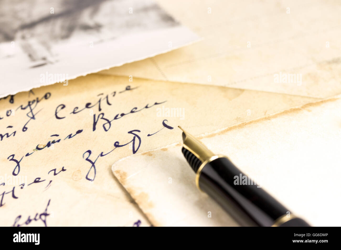 Old fashioned fountain pen hi-res stock photography and images - Alamy