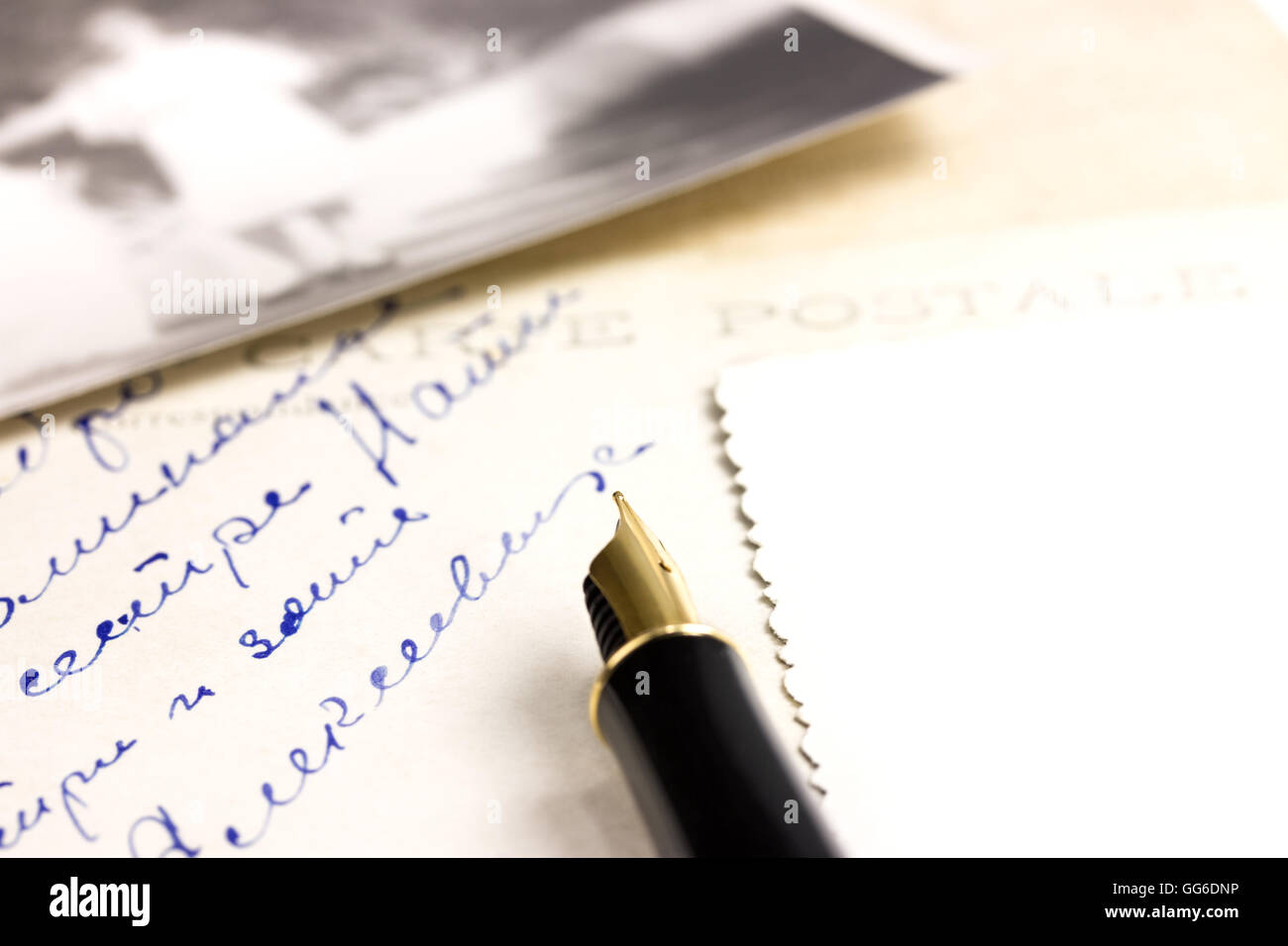 Old fashioned fountain pen hi-res stock photography and images - Alamy