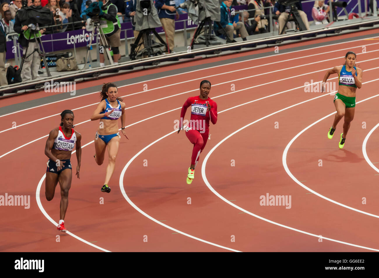 Carmelita Jeter, United States, runs the bend in the Women's 200m round ...